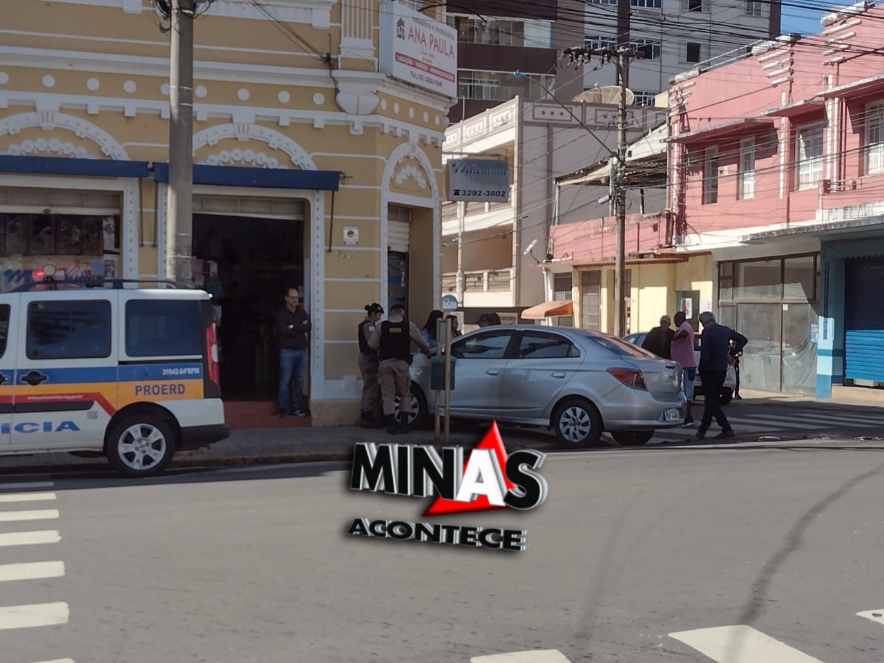 Motorista perde controle e colide em comércio na Praça Getúlio Vargas ...