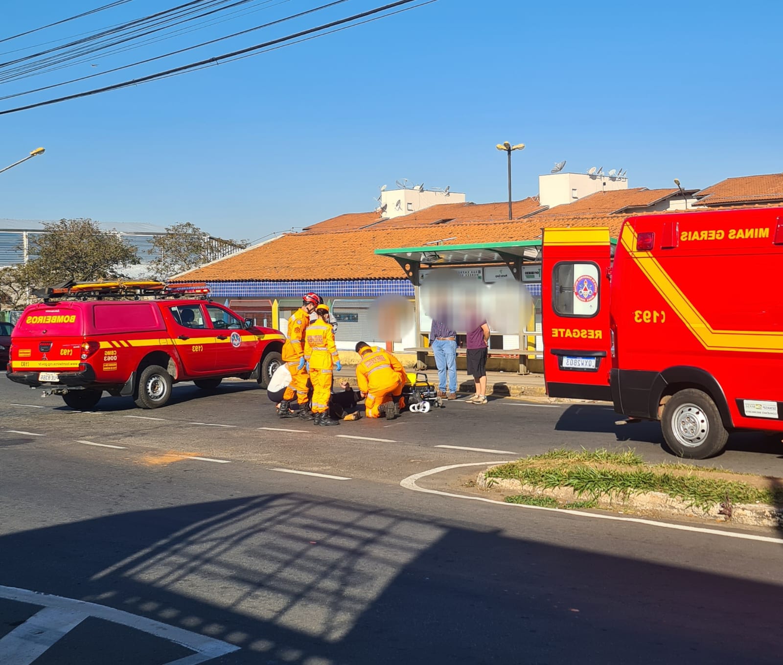 Grave acidente envolvendo motocicleta e carro deixa motociclista ferido ...