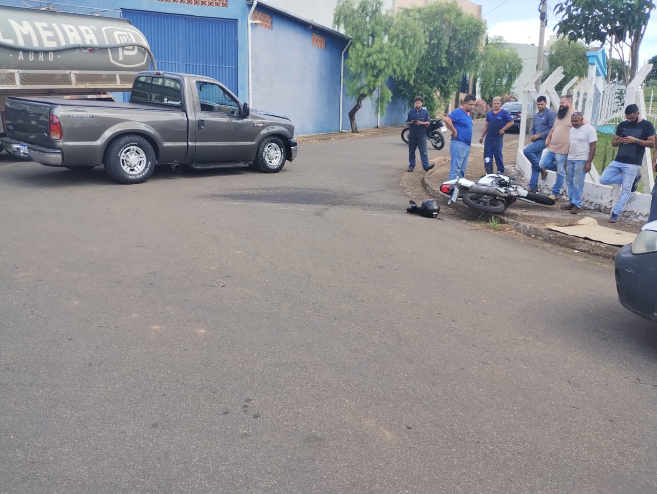 Acidente entre carro e moto deixa motociclista ferido em Alfenas - Minas Acontece