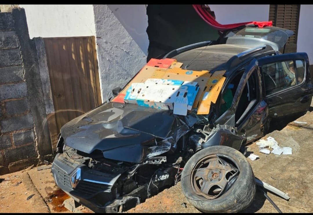 Carro bate em poste e deixa duas pessoas feridas em Serrania - Minas Acontece